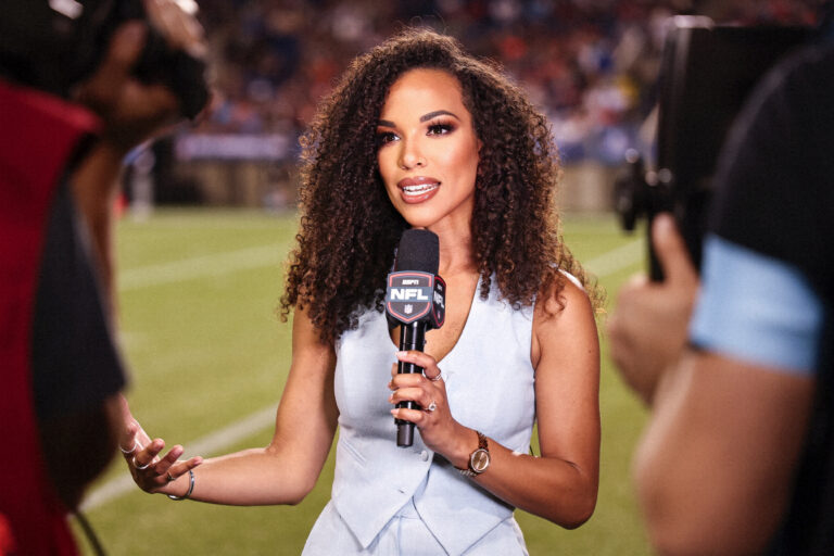 How MJ Acosta-Ruiz Balances Dual Roles as ESPN Deportes Sideline ...
